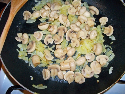 Paradicsomos-gombás spagetti spenóttal, és olajbogyóval - Gasztrodiziákum Paradicsomos-gombás spagetti spenóttal, és olajbogyóval - Gasztrodiziákum
