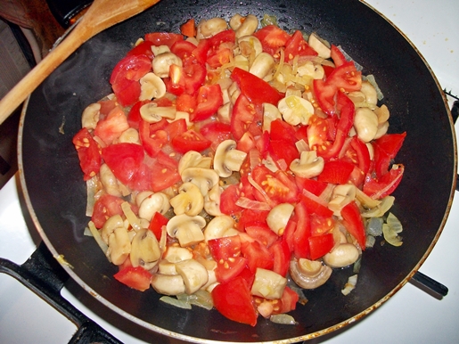 Paradicsomos-gombás spagetti spenóttal, és olajbogyóval - Gasztrodiziákum Paradicsomos-gombás spagetti spenóttal, és olajbogyóval - Gasztrodiziákum