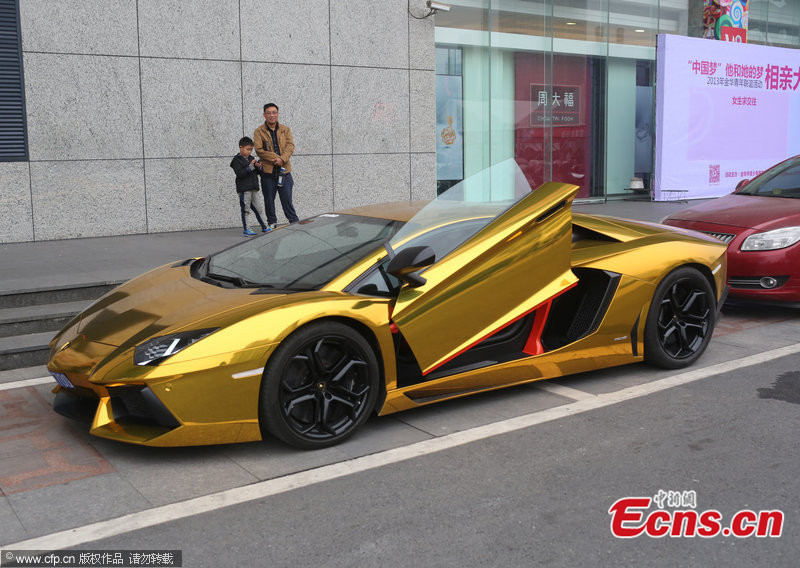 Arany Lamborghini egy kínai pláza előtt - Pekingi Kacsa