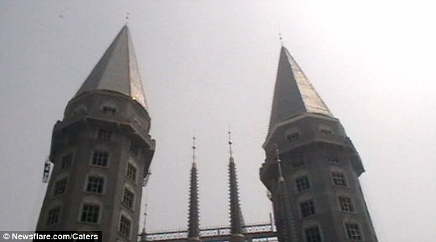 Egy Kínai Egyetem Kísértetiesen Hasonlít Harry Potter Mágikus Iskolájára A Roxfortra Pekingi