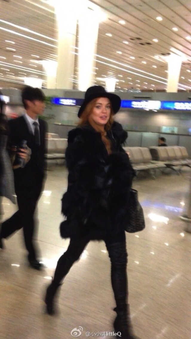 Vigyázat: Lindsay Lohan megérkezett Sanghajba - Pekingi Kacsa Vigyázat: Lindsay Lohan megérkezett Sanghajba - Pekingi Kacsa
