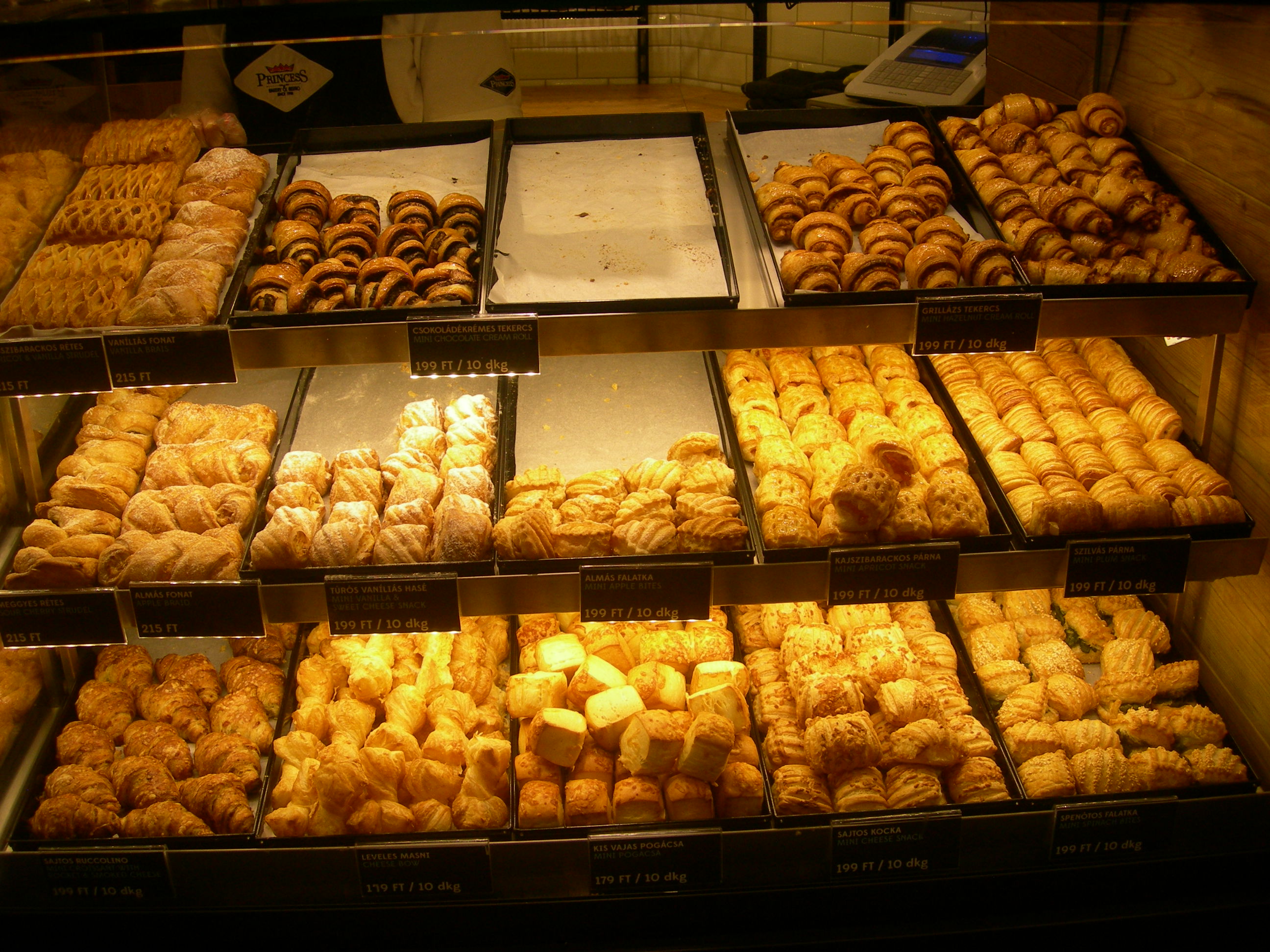 A Batthyány téri aluljáróban megnyílt a Princess Bakery & Bistro ...