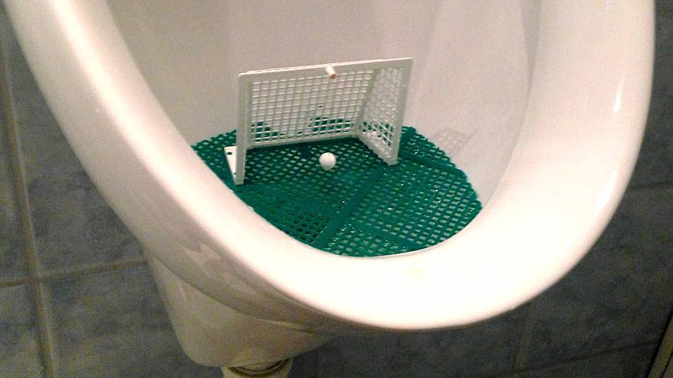 Egy piszoár mind fölött - Eközben Finnországban