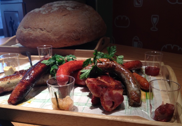 Ízletes kolbászolás az Astorián - BITE sausage & beer - Kultography