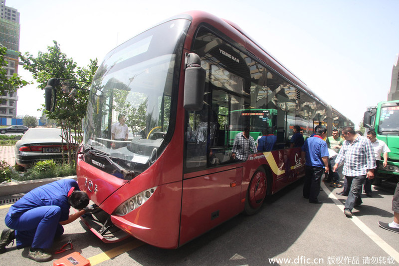 Óriás busz állt forgalomba Kínában - Pekingi Kacsa