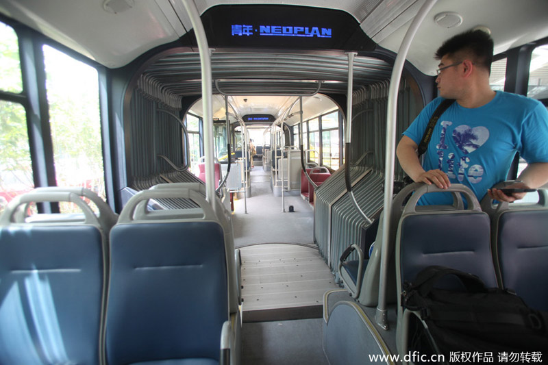 Óriás busz állt forgalomba Kínában - Pekingi Kacsa