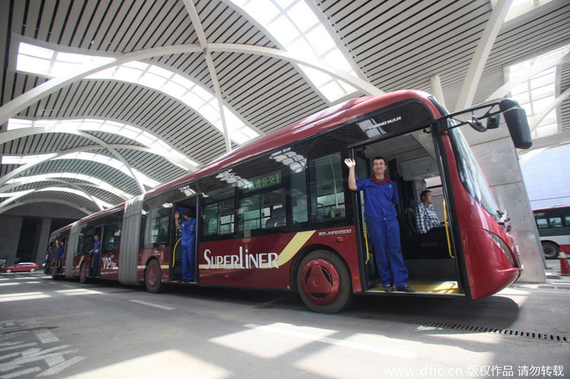 Óriás busz állt forgalomba Kínában - Pekingi Kacsa