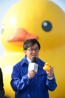 Jackie Chan is elbúcsúztatta a pekingi gumikacsát... - Pekingi Kacsa